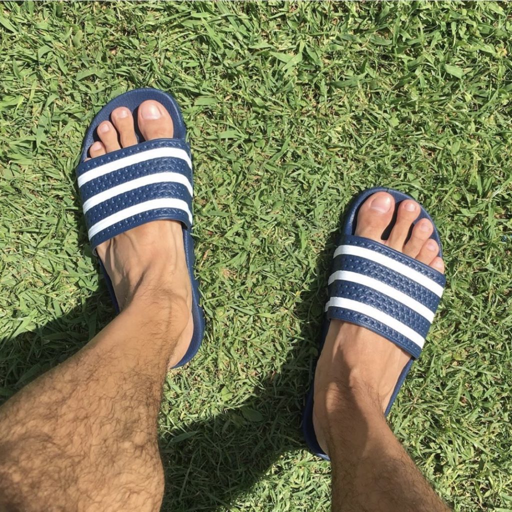 ilopexfeet’s bare feet in blue slides - Male Feet Blog