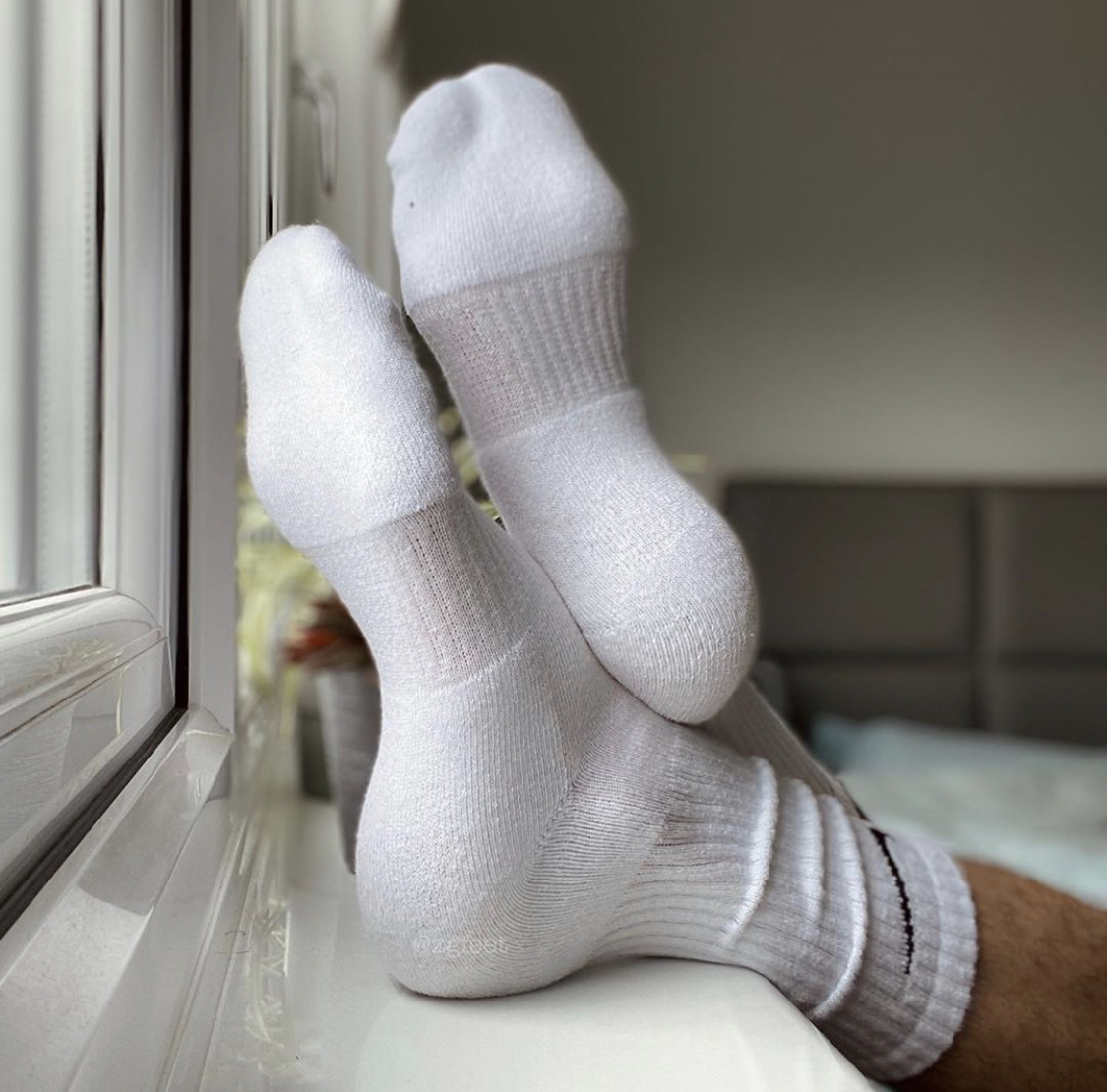 Zgfeet Puts His White Nike Crew Socked Feet Up Male Feet Blog