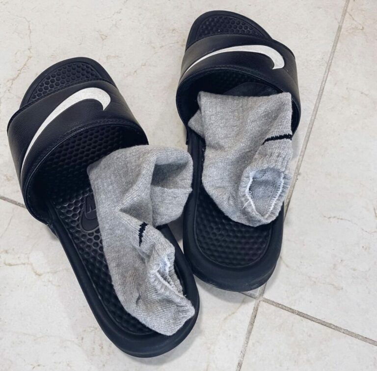 Miaslidesnsneaks’ gray Nike ankle socks and Nike slides - Male Feet Blog