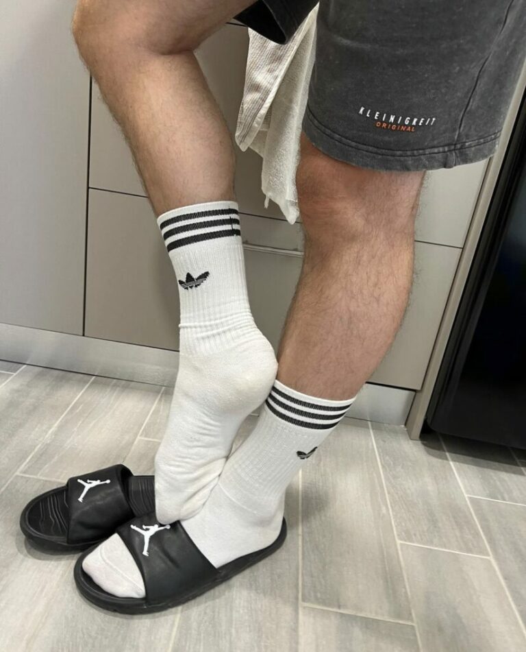 Codingsneakerguy in white Adidas crew socks and Nike slides - Male Feet ...